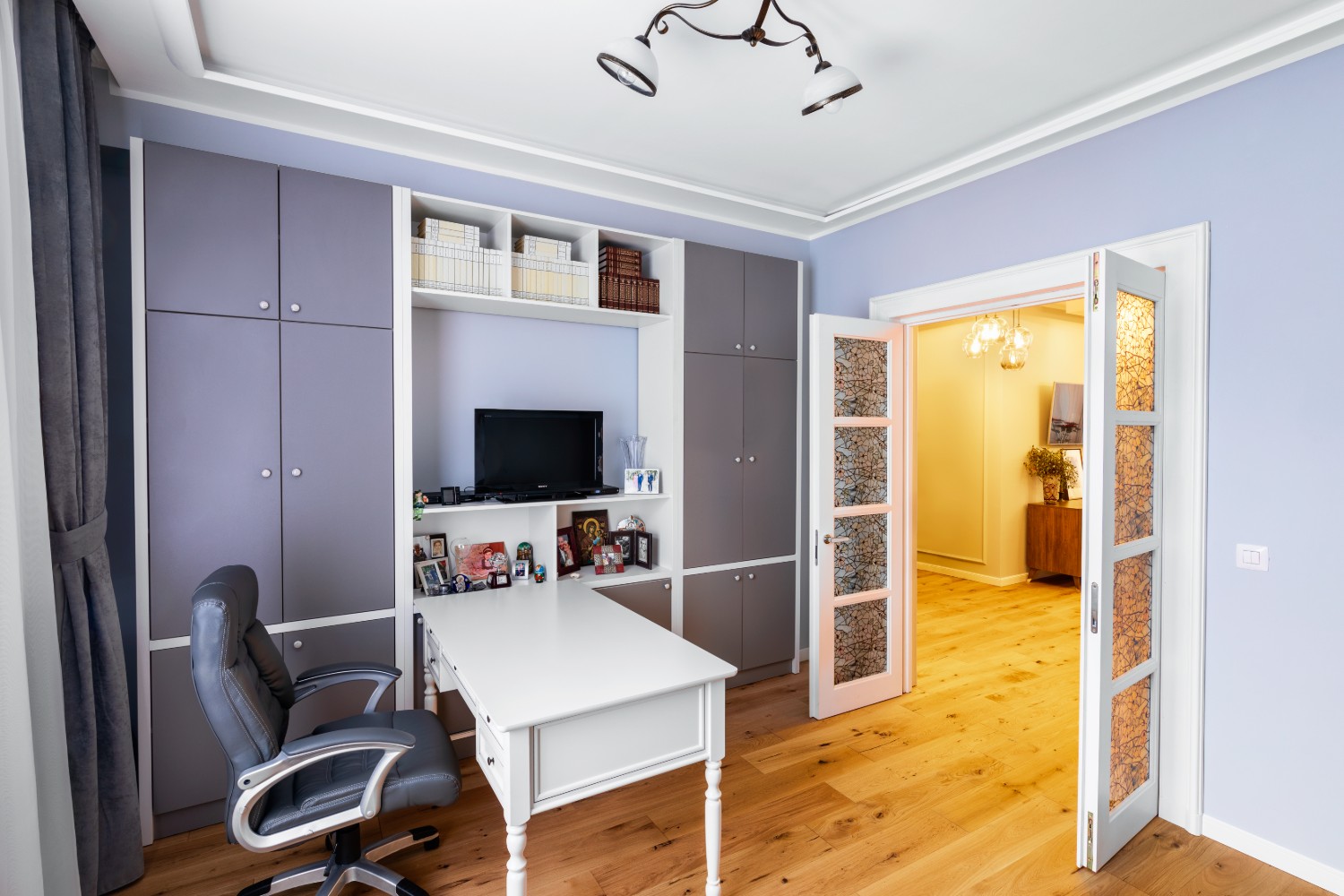 Pian și vitralii într-un apartament în stil clasic de lângă Parcul Cișmigiu