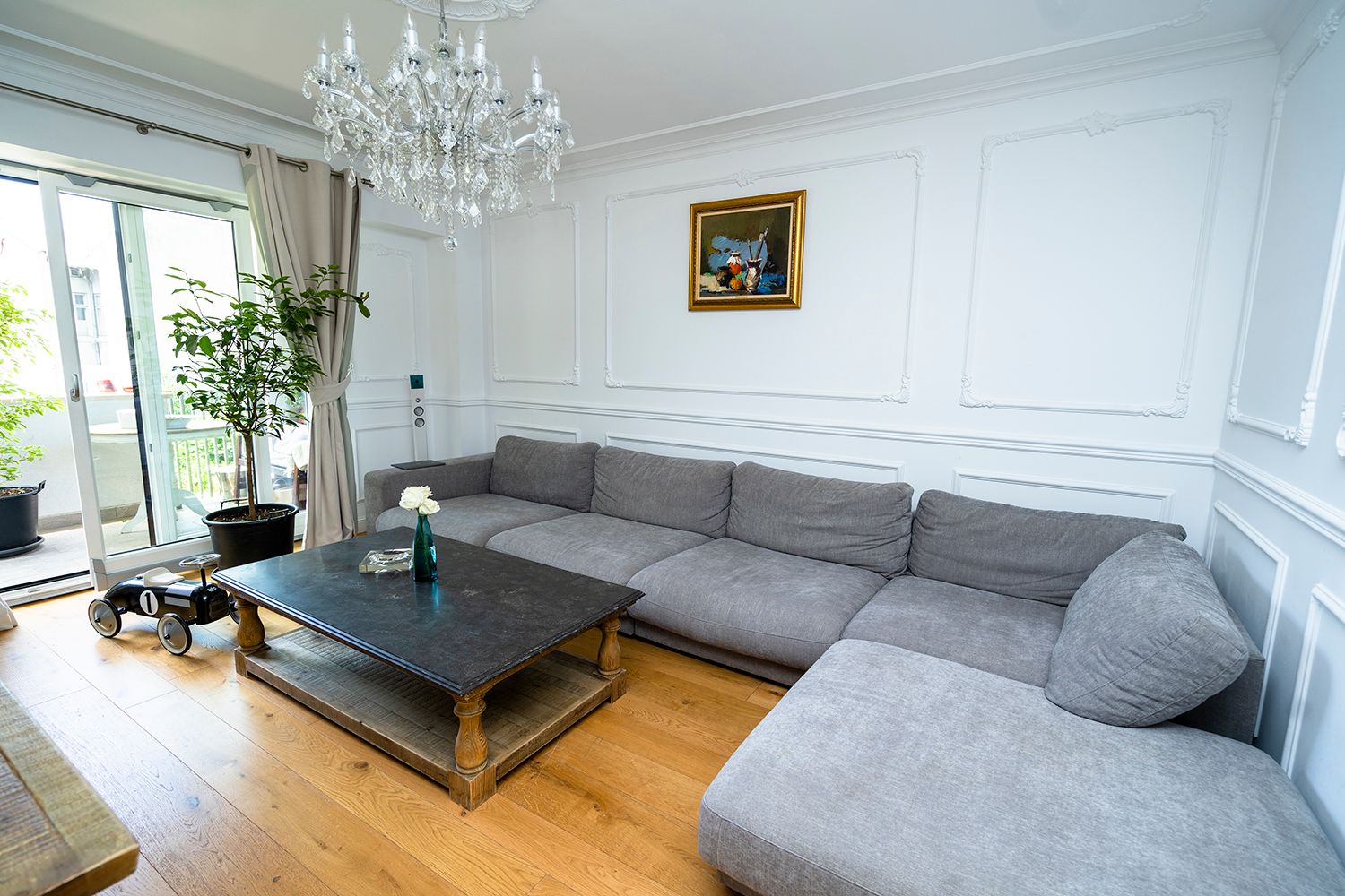 Mobilă din lemn reciclat și marmură, într-un apartament din Armenească