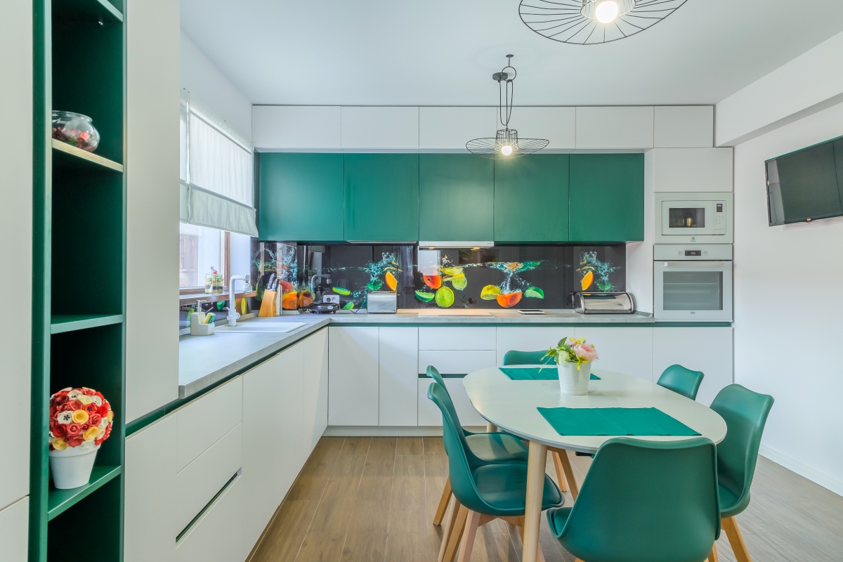63 imagini cu bucătării amenajate de designeri și arhitecți români