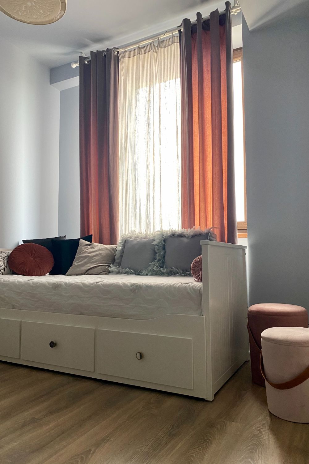 Holul a devenit dining room într-un apartament eclectic din Constanța