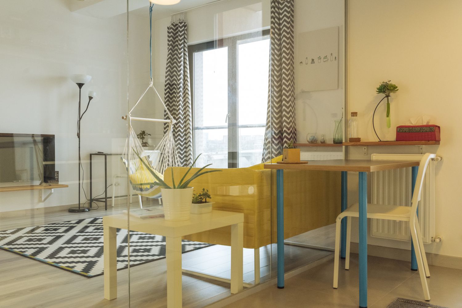 O garsonieră de închiriat din Capitală, decorată de proprietari