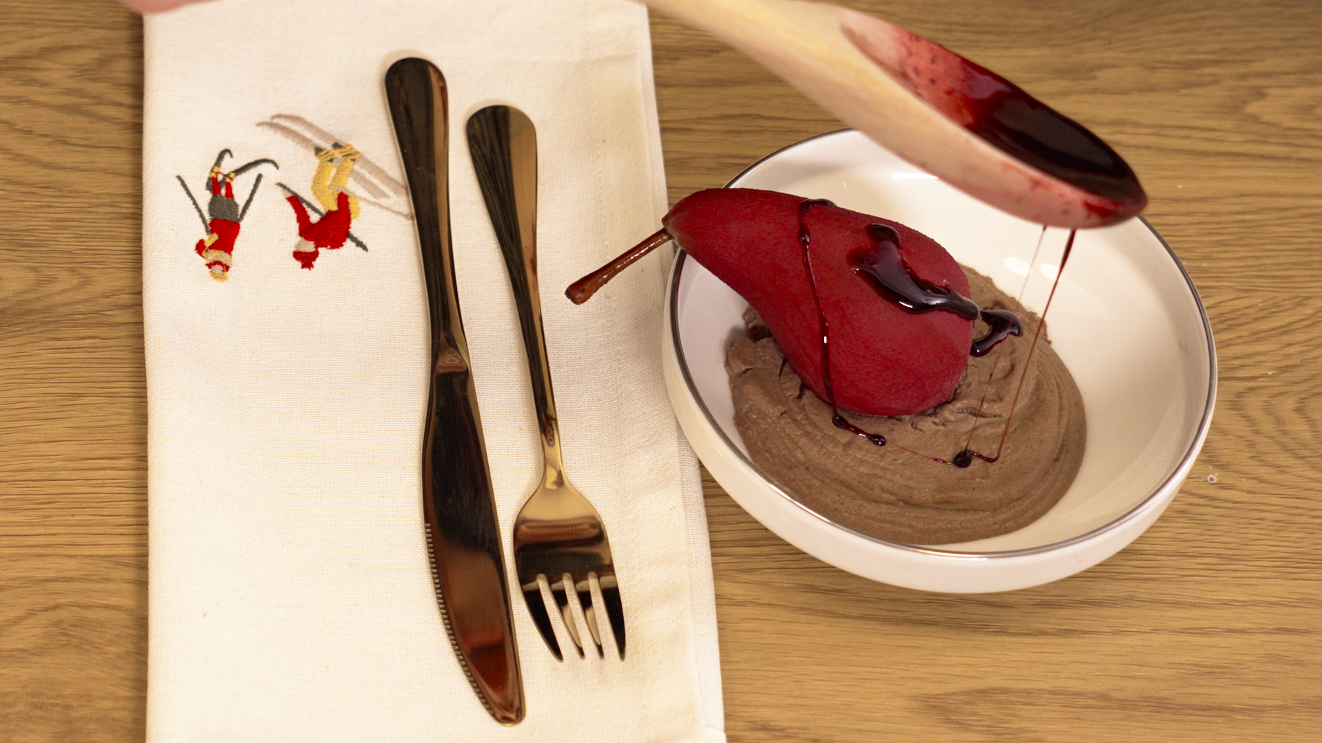 VIDEO Cum faci un desert festiv cu pere poșate și budincă de ciocolată